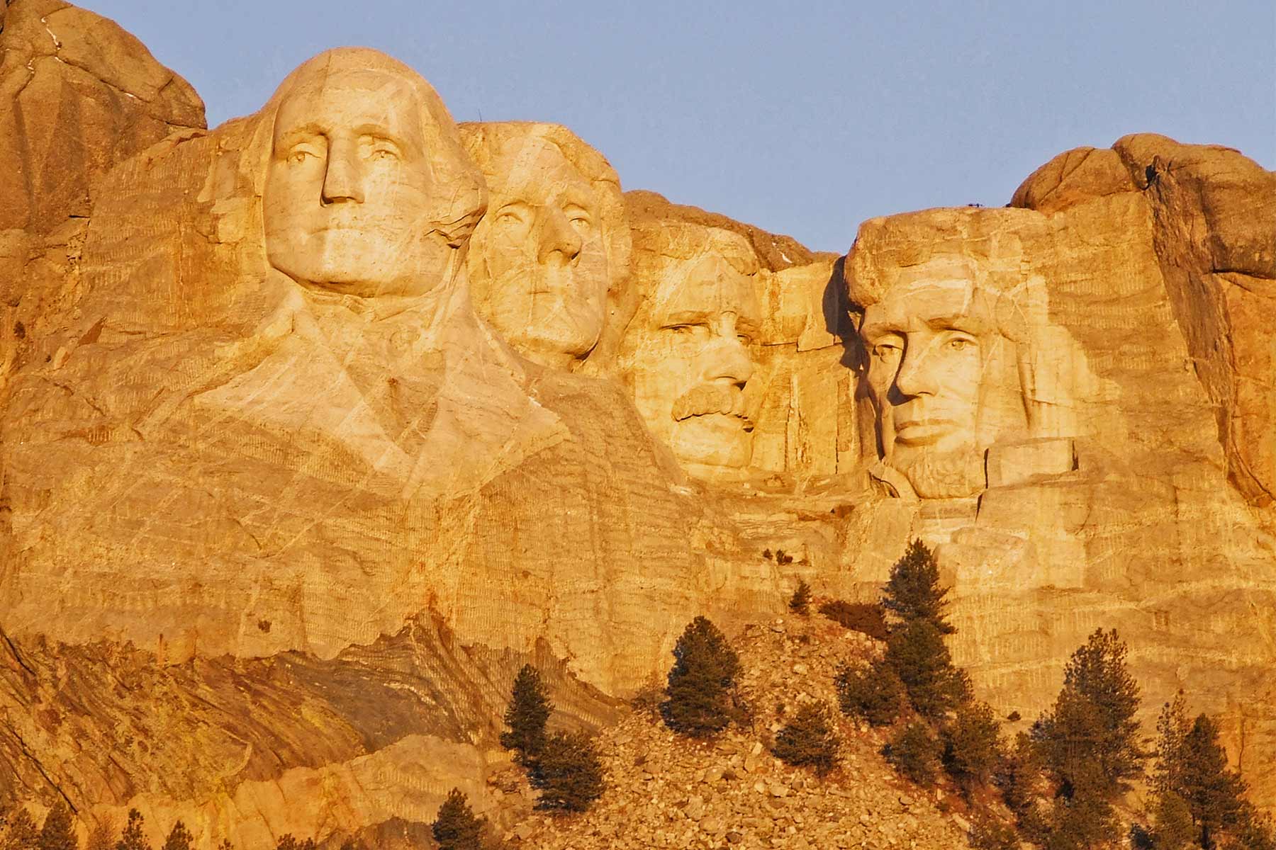 15 HELPFUL Tips for Visiting Mount Rushmore (Things to Do + Photos)