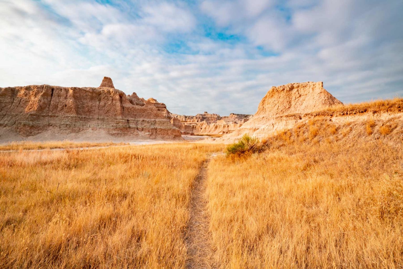 CASTLE TRAIL: Epic Hike in Badlands National Park (+ Photos)