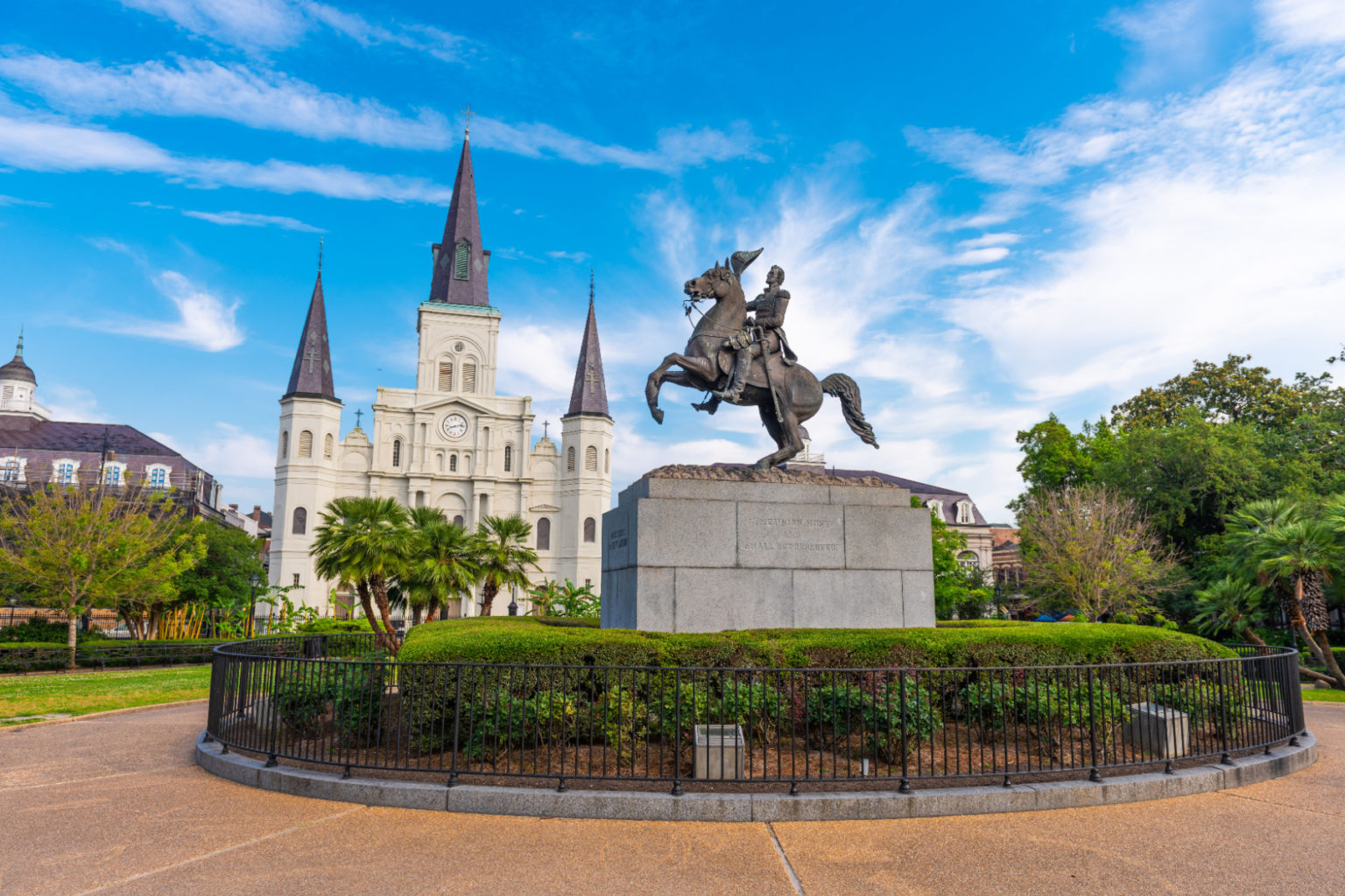 10 MUST-SEE New Orleans Landmarks (Expert Guide + Photos)
